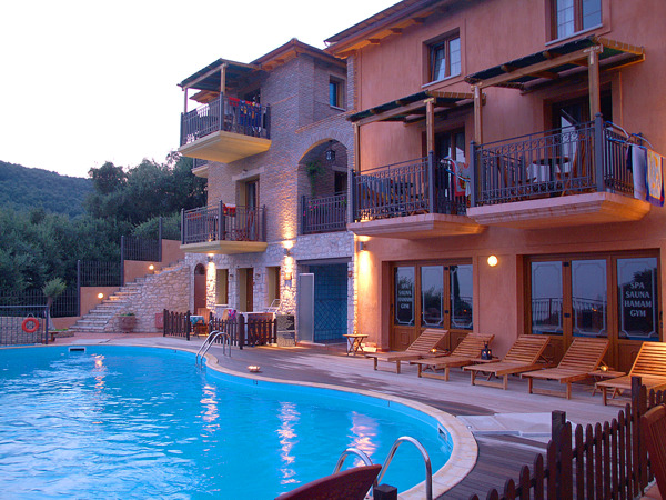 ΕΝΟΙΚΙΑΖΟΜΕΝΑ ΔΩΜΑΤΙΑ – ΚΑΤΟΙΚΙΕΣ - ENETIKO RESORT HOT - 4ty.gr